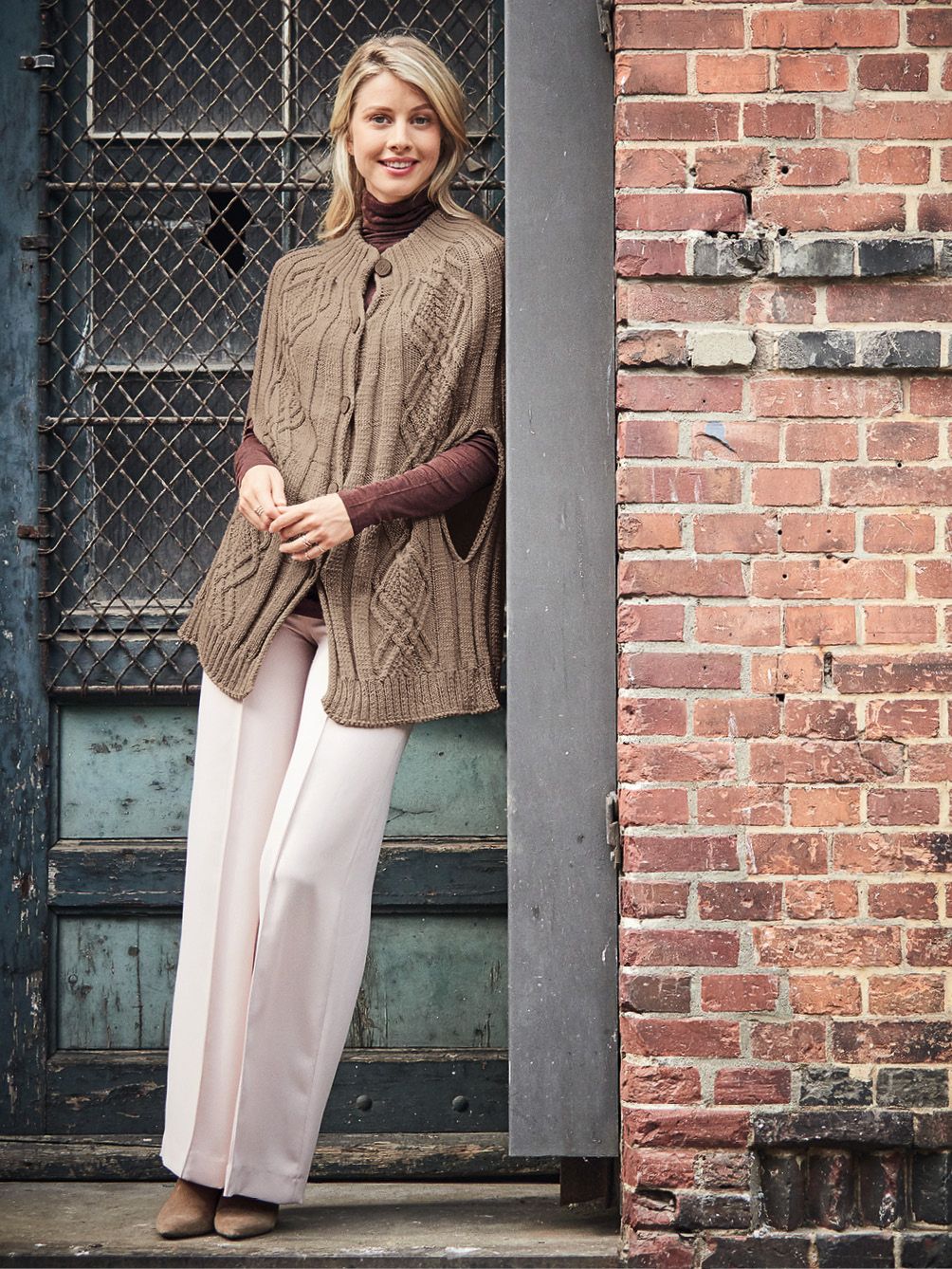 Anleitung: Camelfarbenes Cape mit Rippen- und Zopfmusterstreifen