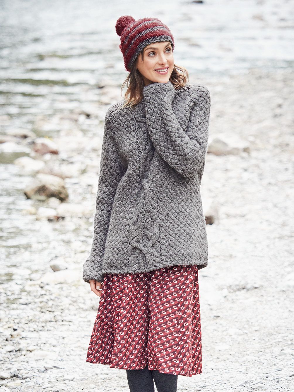 Anleitung: Silbergrauer Zopf-Raglanpulli mit Mütze in Silbergrau und Himbeer