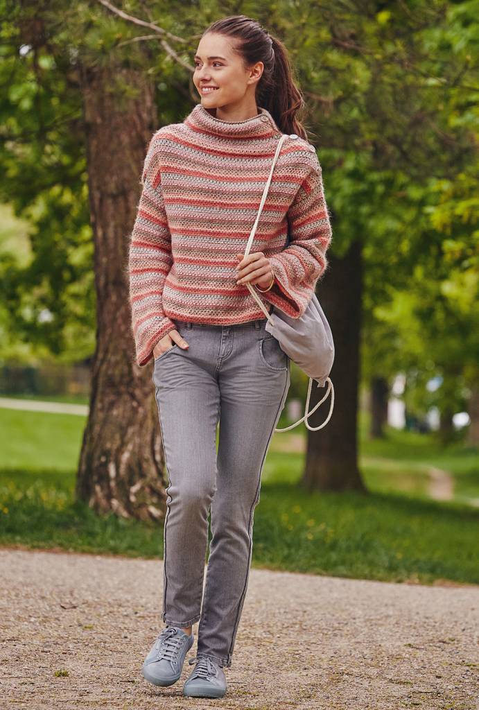 Anleitung: In fünf Farben gehäkelter Pulli mit geknöpftem Stehkragen und Trompetenärmeln