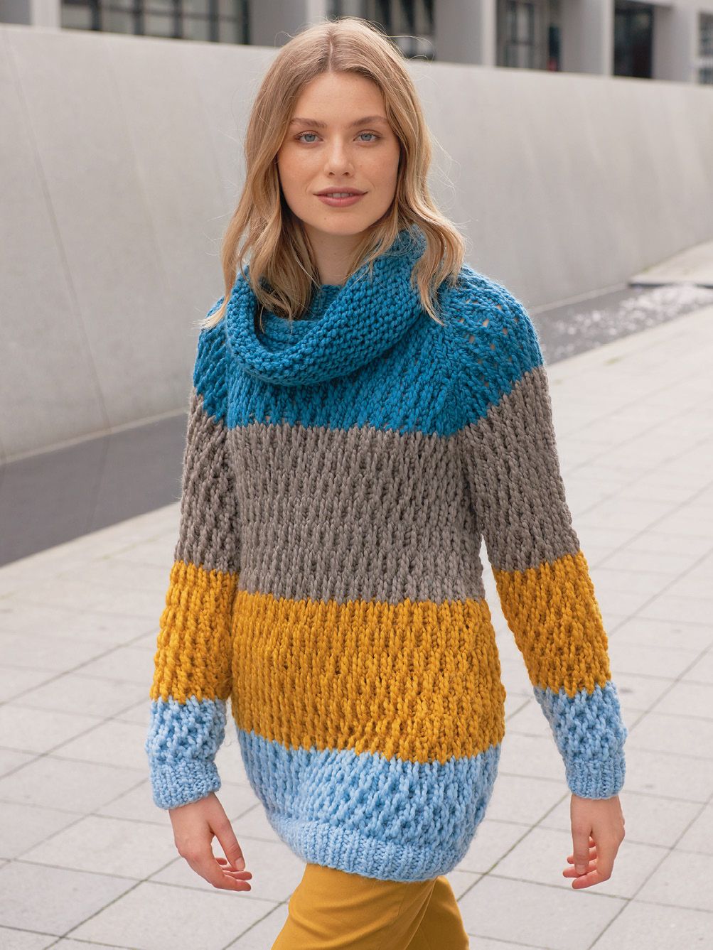 Anleitung: Langer Raglanpulli im Hebemaschen mit Blockstreifen in Blau, Gelb, Taupe und Petrol ...