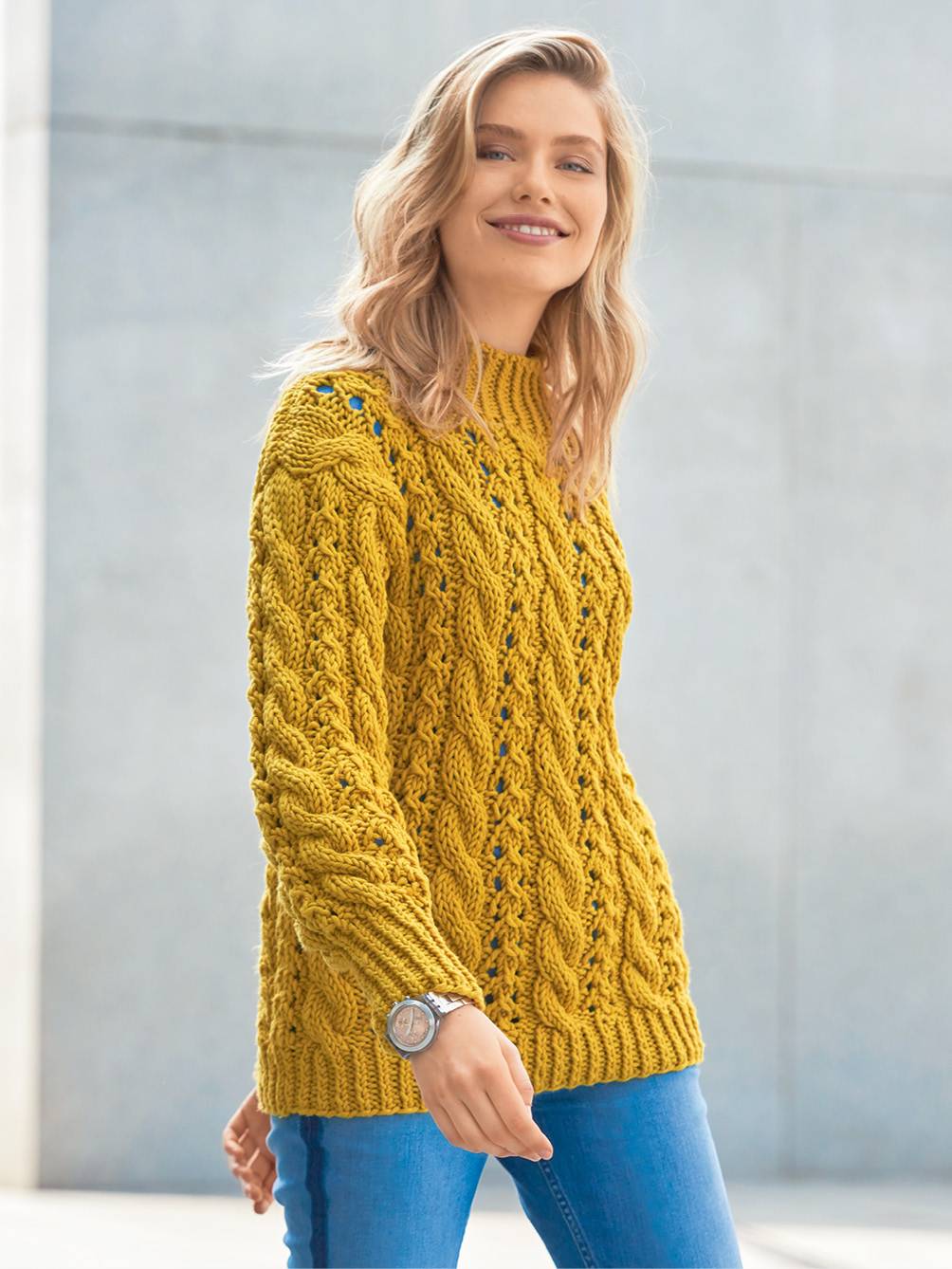 Anleitung: Senfgelber Pulli im Zopf-Ajourmuster