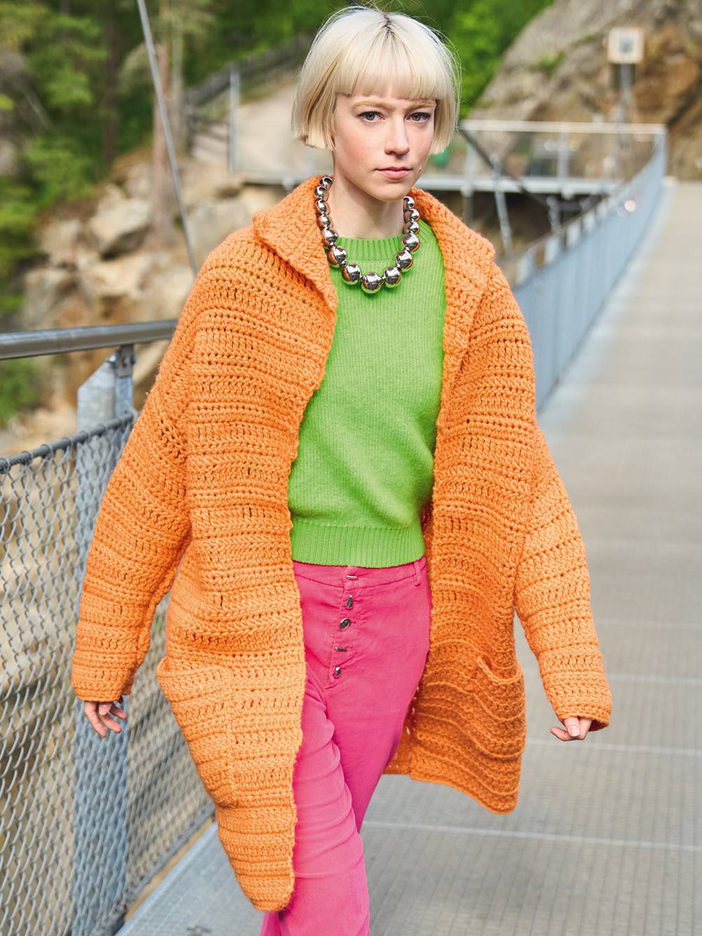 Anleitung: Gehäkelter Pulli mit üppigen Stehkragen und gestrickten Bündchen