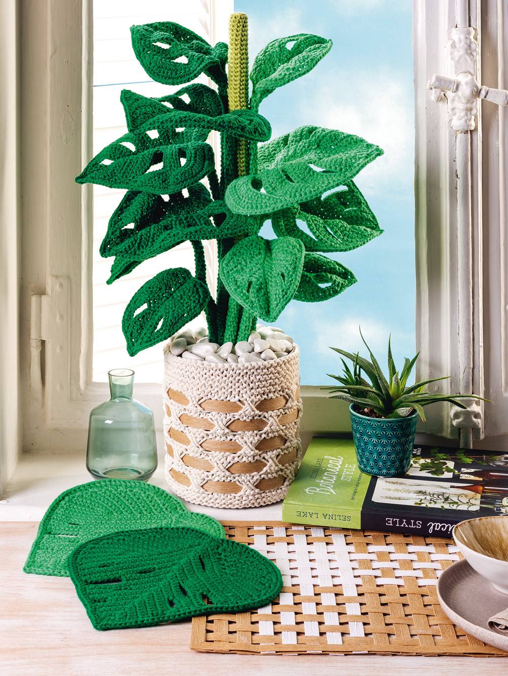 Anleitung: Gehäkelte Monstera, dekorativer Übertopf und passende Platzsets